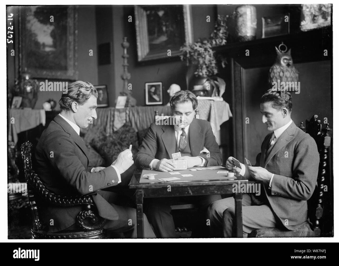 3 men playing cards hi-res stock photography and images - Alamy