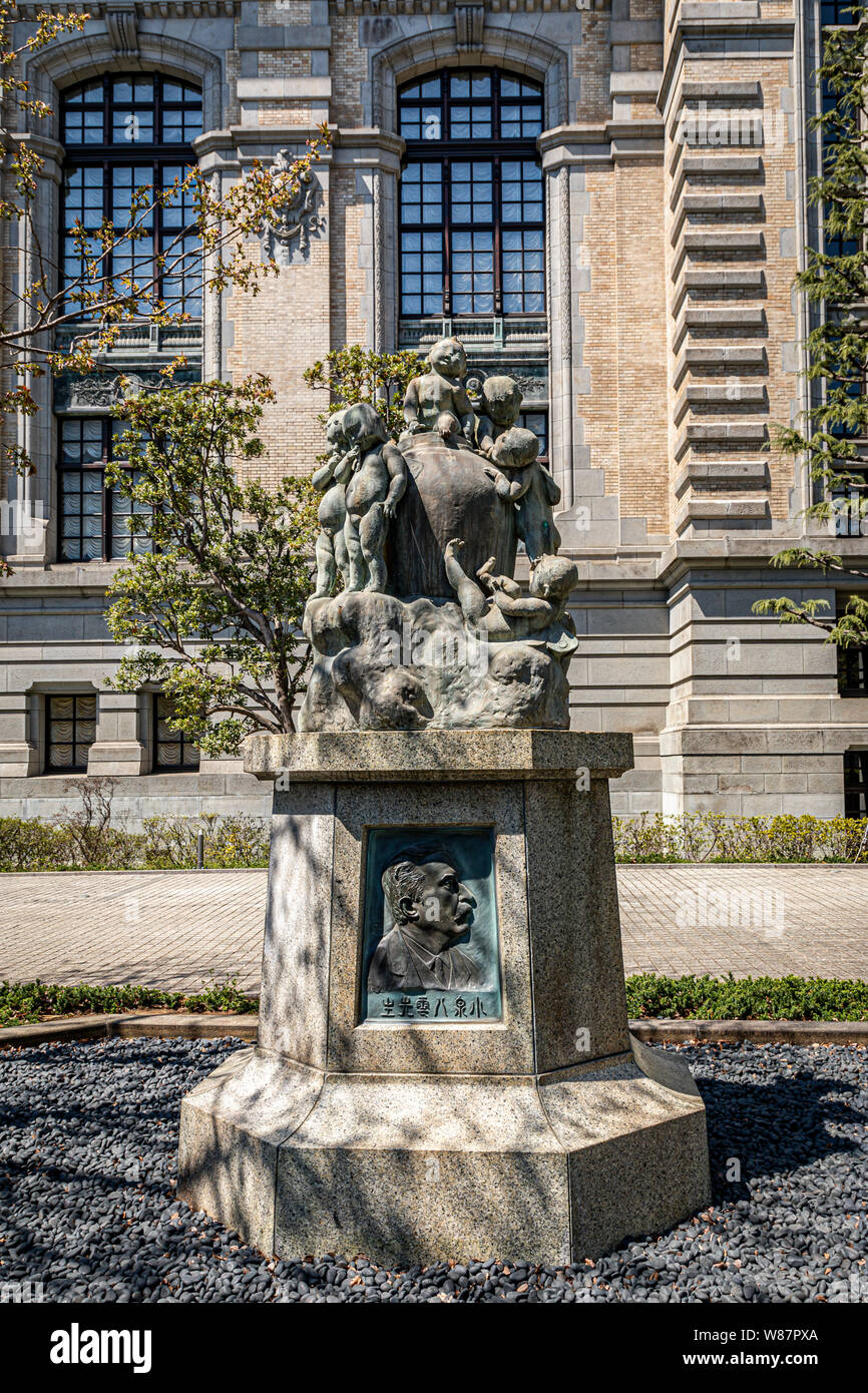 Statue outside the library hi-res stock photography and images - Alamy
