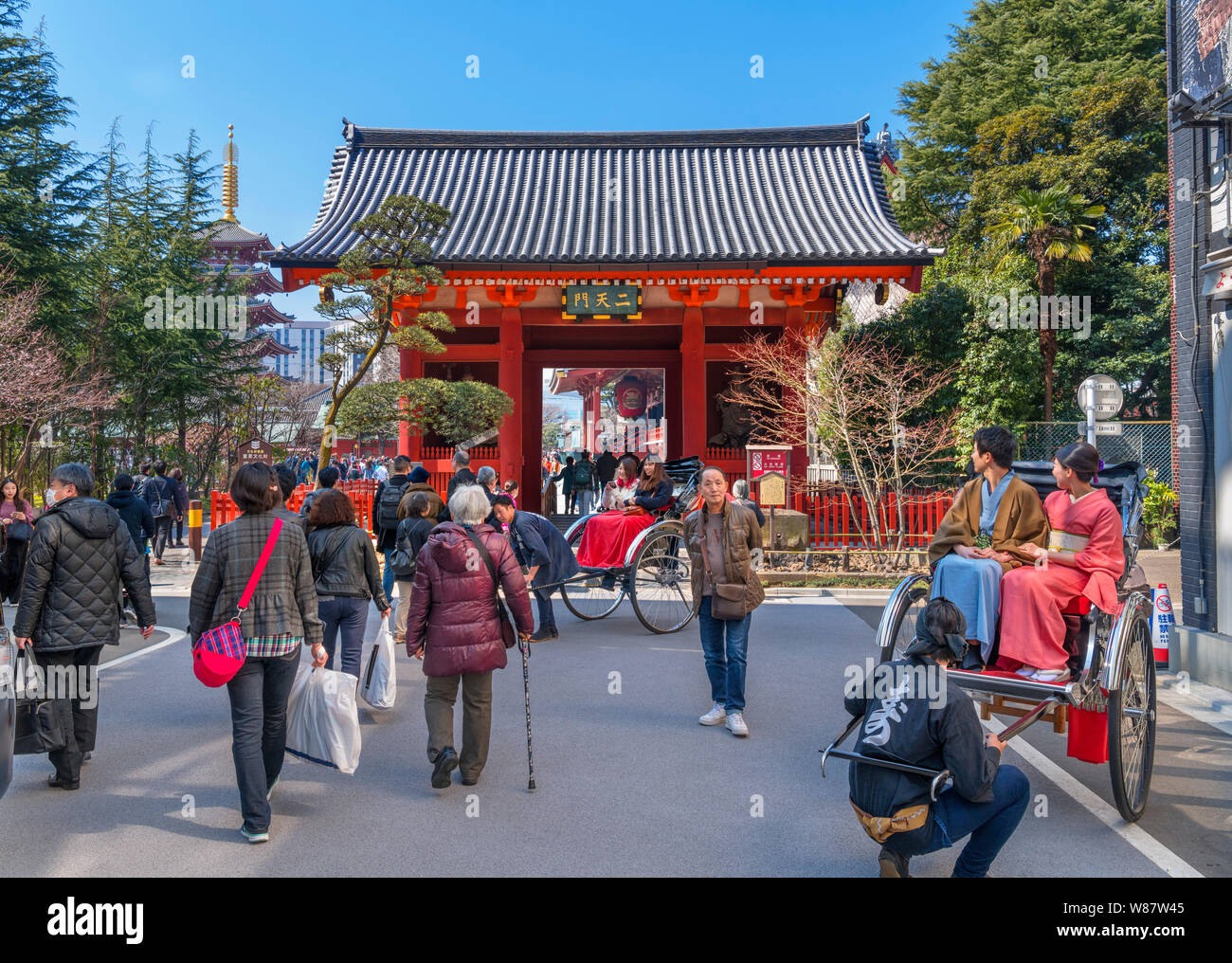 Entrance to Senso-ji, an ancient Buddhist temple complex in the Asakusa ...