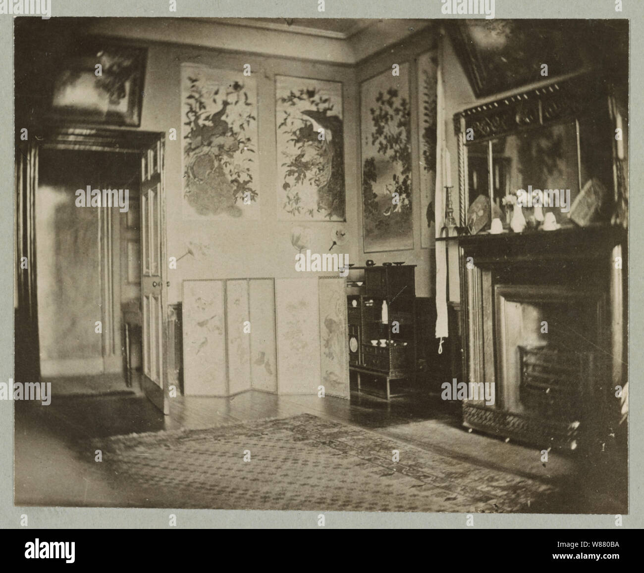 96 Cheyne Walk - Corner of a room with Japanese decoration Stock Photo ...