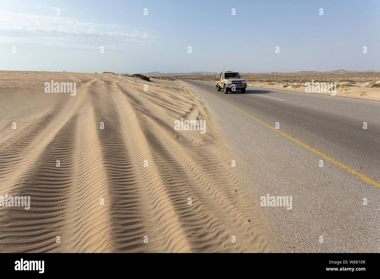 Car driving desert landscape hi-res stock photography and images - Alamy