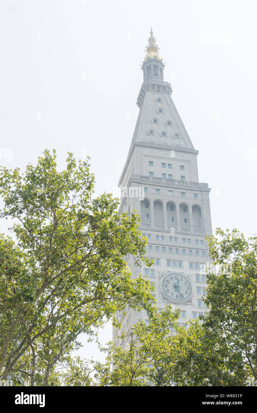 Clock tower of the metropolitan life insurance company building hi-res ...
