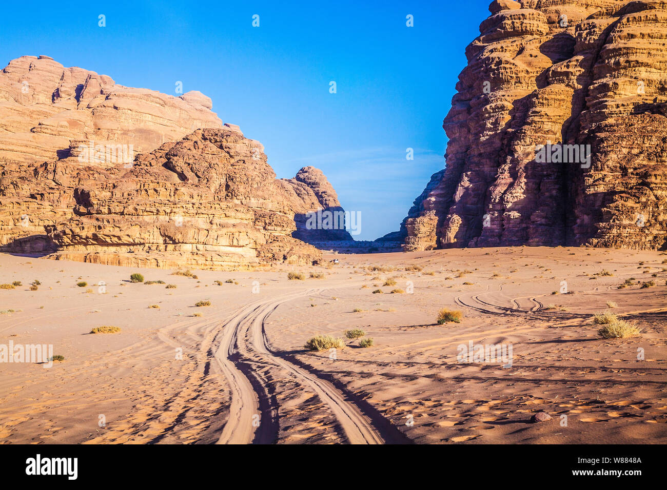 The dramatic mountainous landscape of the Jordanian desert at Wadi Rum ...