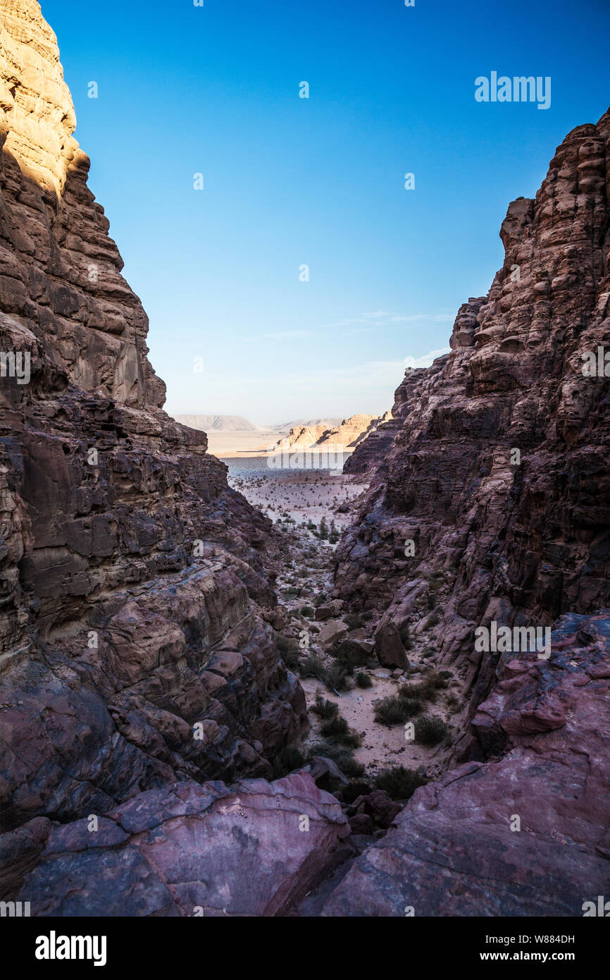 The dramatic mountainous landscape of the Jordanian desert at Wadi Rum ...