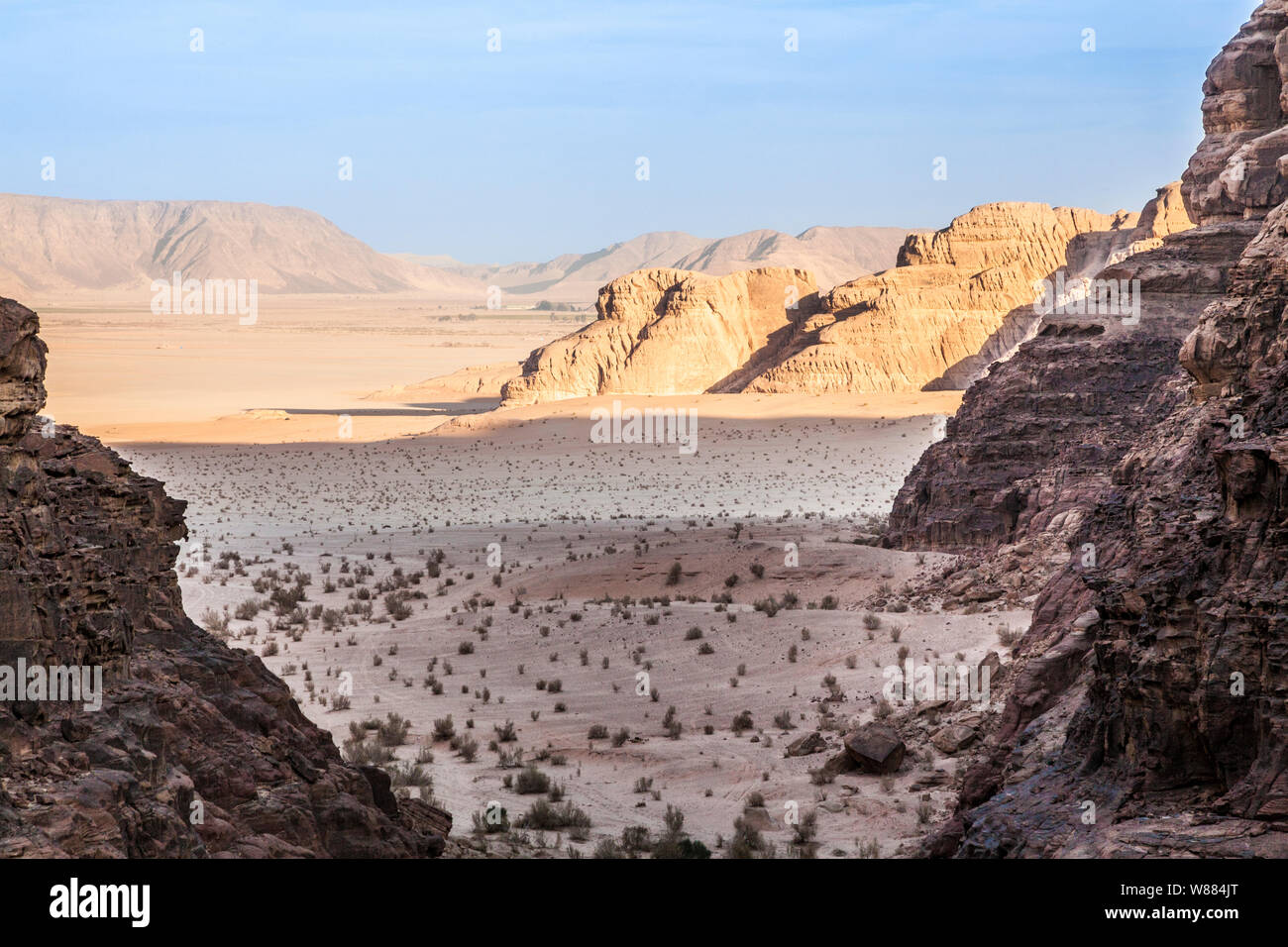 The dramatic mountainous landscape of the Jordanian desert at Wadi Rum ...