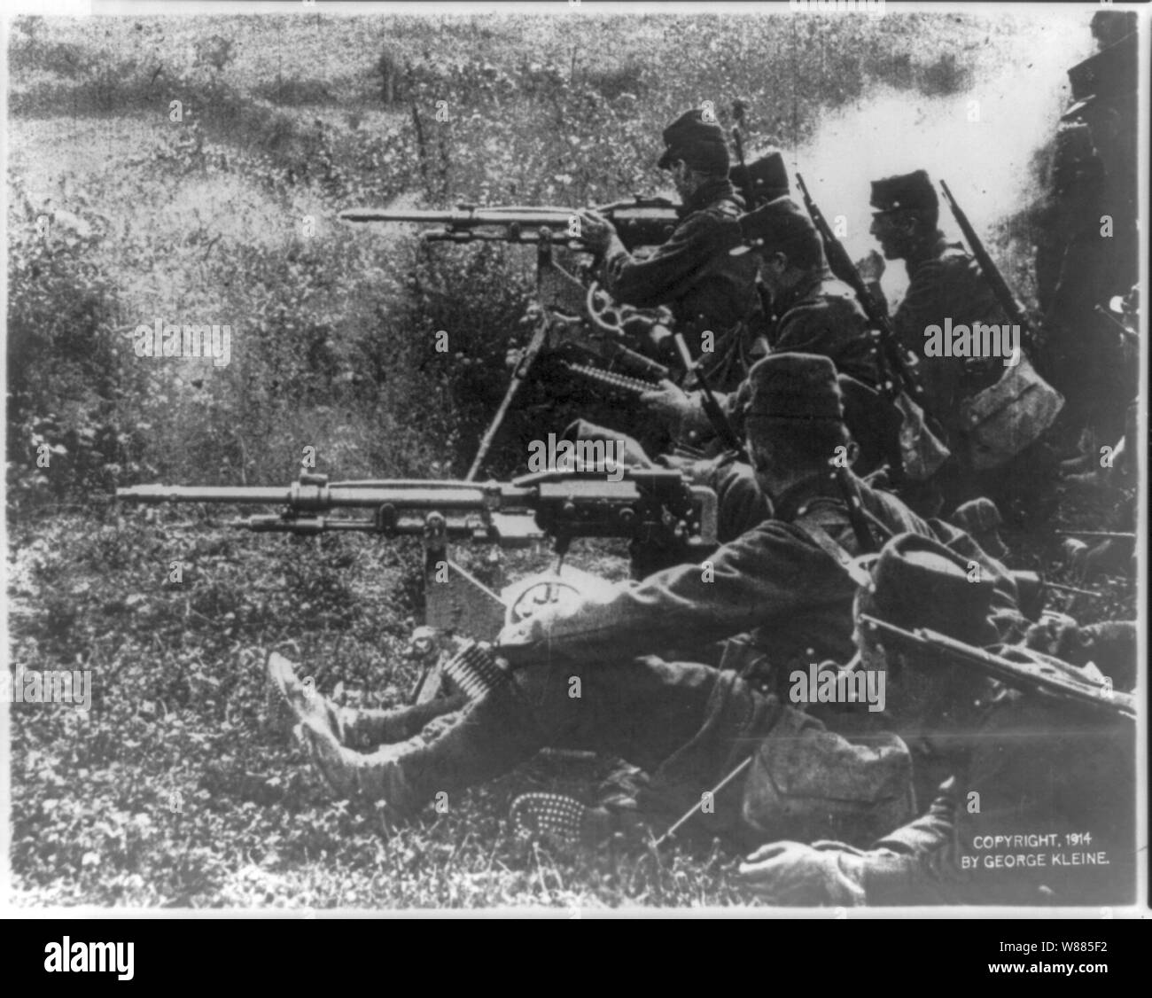 A detachment of French infantry with 2 quick-firing guns (machine guns ...