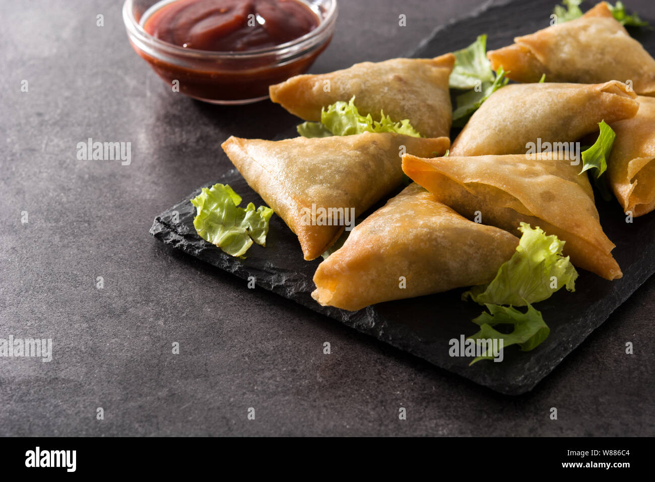 Samosas plate hi-res stock photography and images - Alamy
