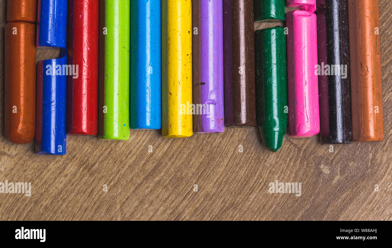 Crayons row hi-res stock photography and images - Alamy