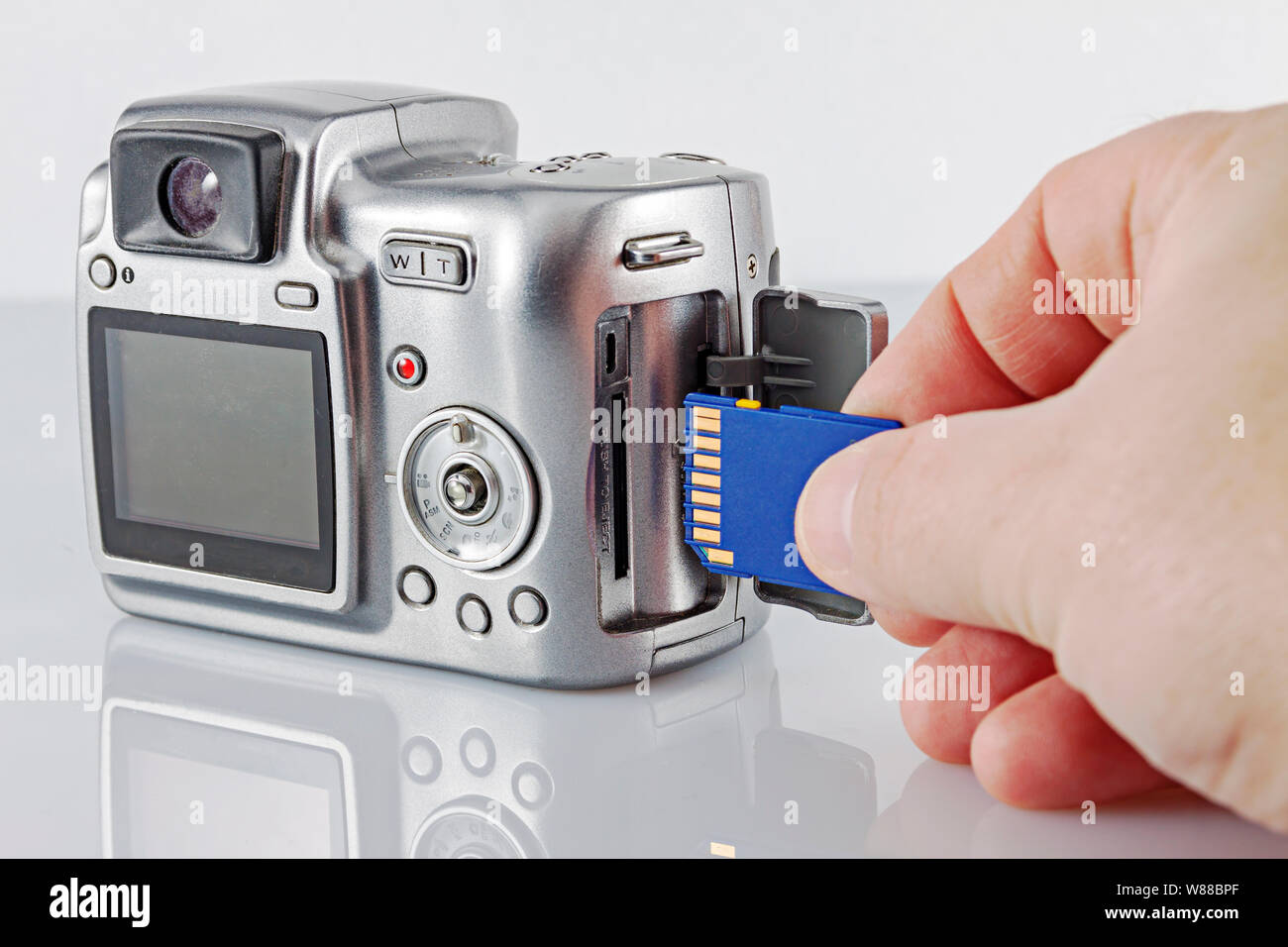 Arm inserts a USB flash drive in the camera Stock Photo - Alamy