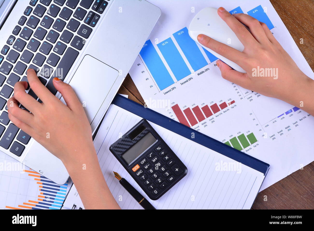 Mouse and graph hi-res stock photography and images - Alamy