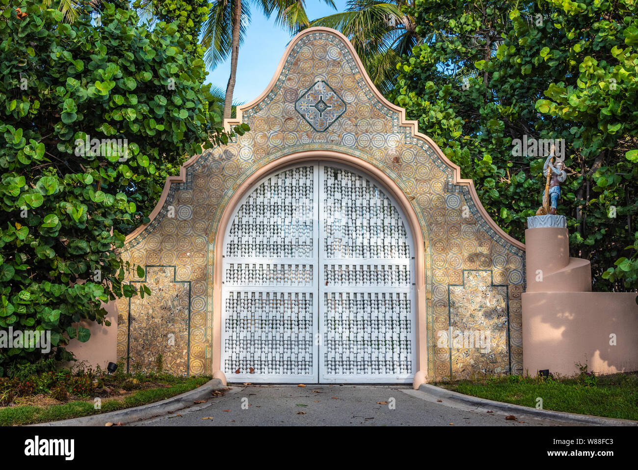 Entrance gate to Mar-a-Lago, President Donald Trump's Palm Beach ...