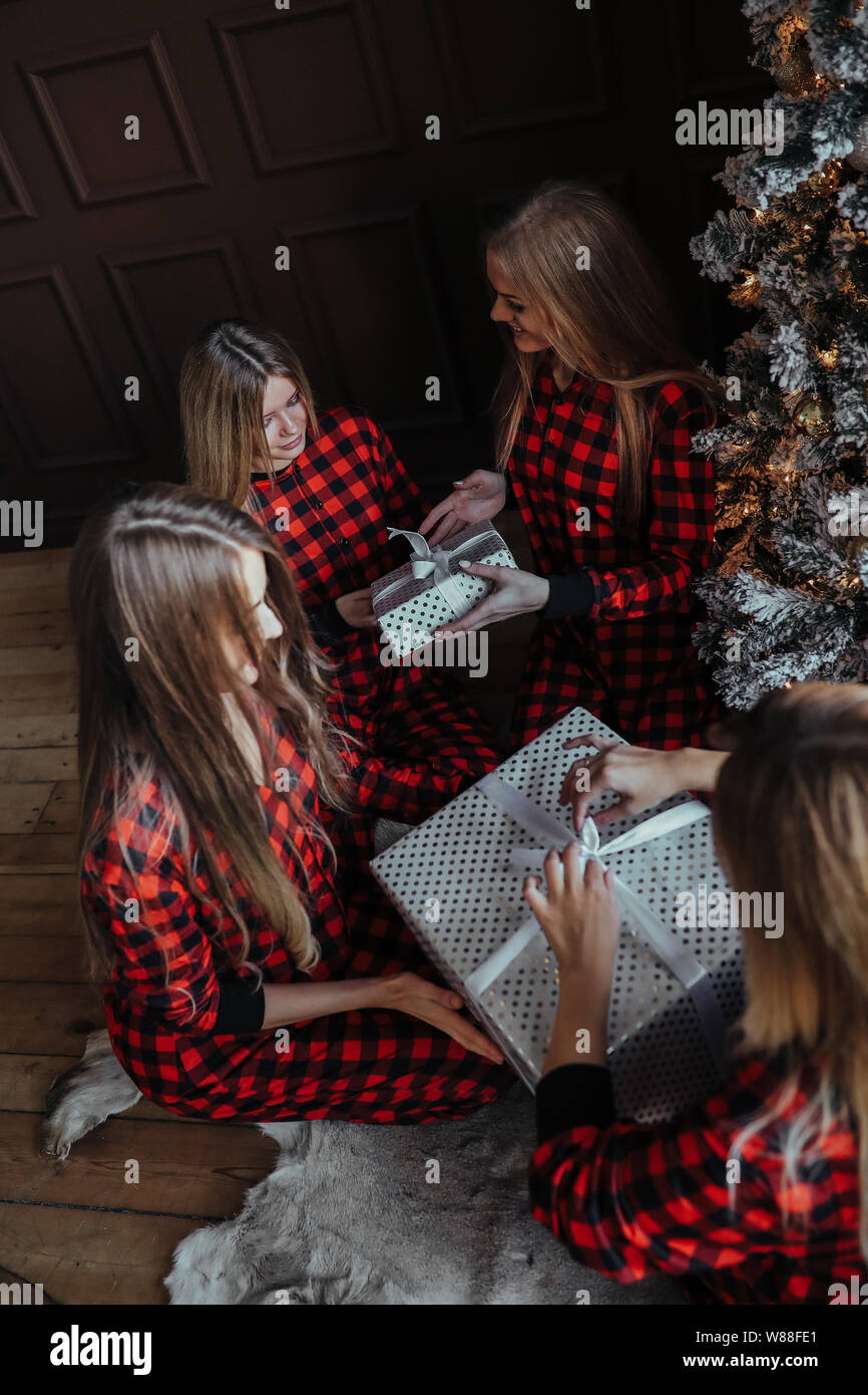 Girls in pyjamas sleepover hi-res stock photography and images - Alamy