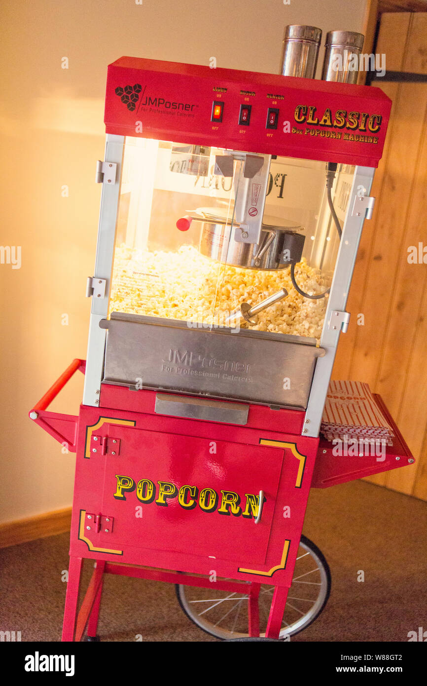 Popcorn cart hi-res stock photography and images - Alamy