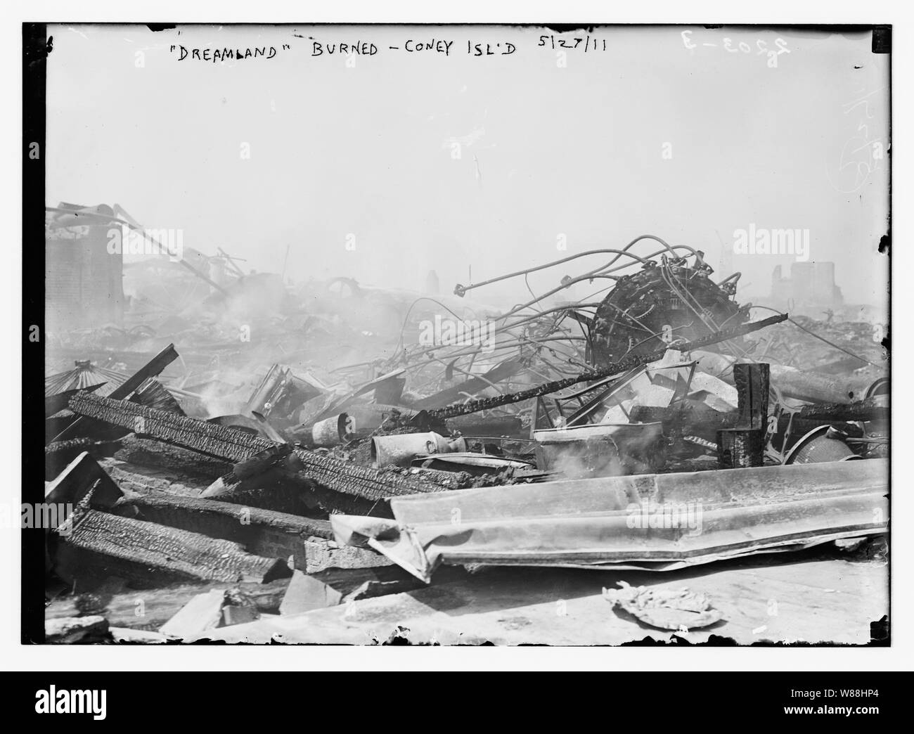 Amusement park coney island new Cut Out Stock Images & Pictures - Alamy