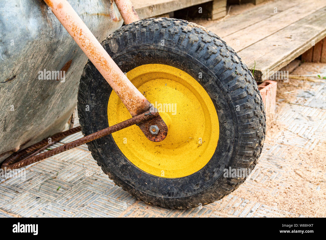 big wheel of an old metal cart close-up Stock Photo - Alamy