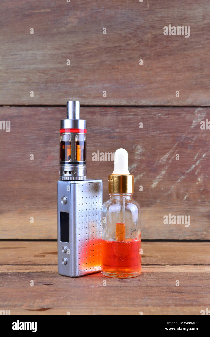Vaping device hi-res stock photography and images - Alamy