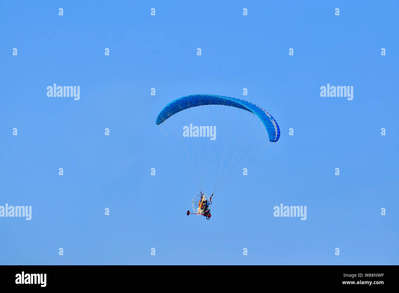 Hot air balloon hang glider hi-res stock photography and images - Alamy