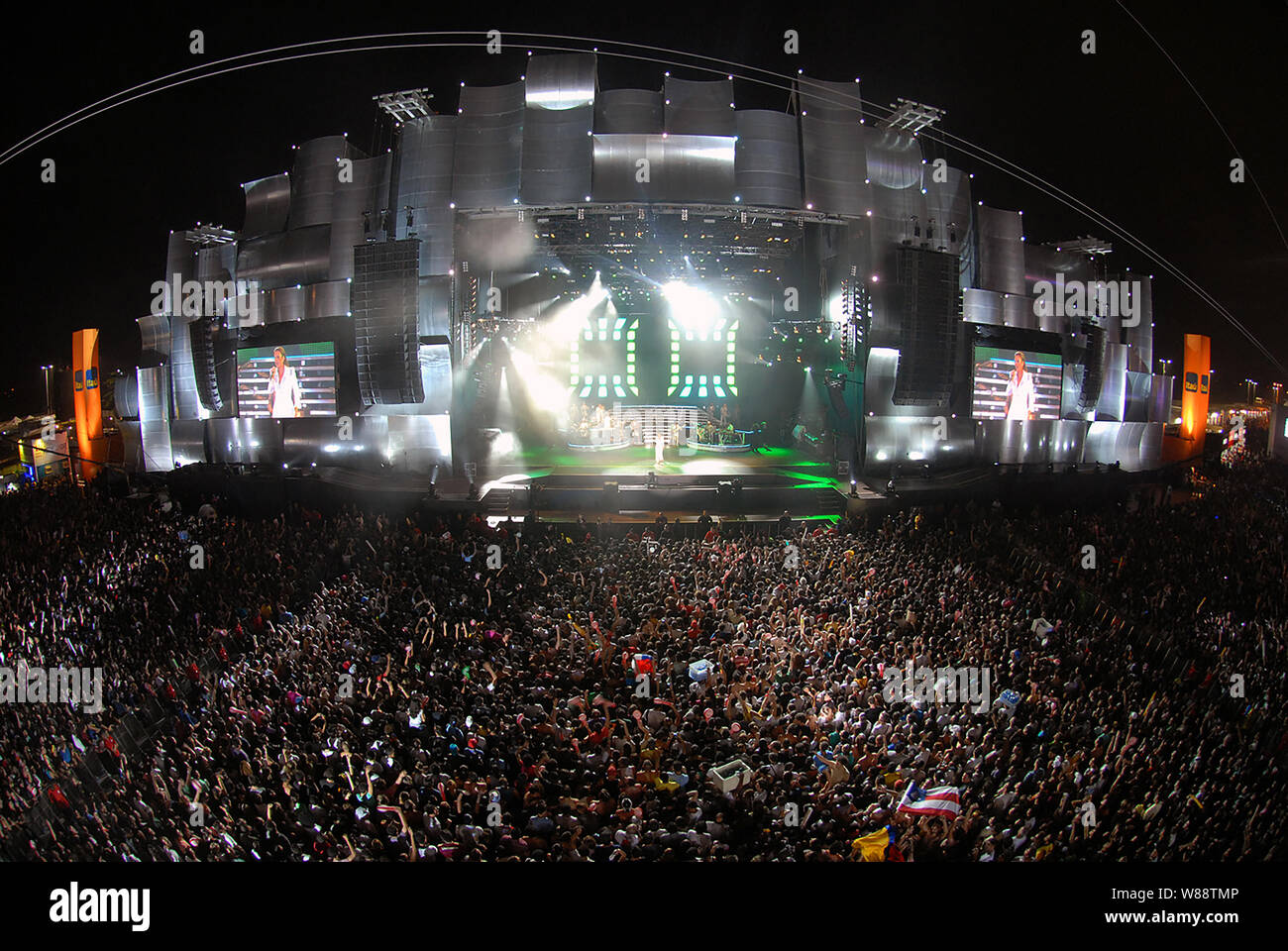 Rock in rio crowd hi-res stock photography and images - Alamy
