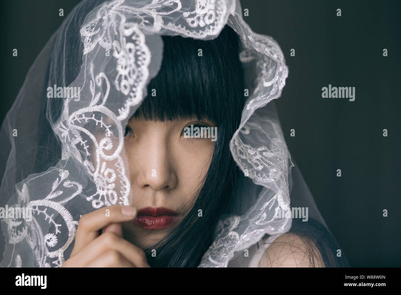 Bride japanese wedding veil hi-res stock photography and images - Alamy