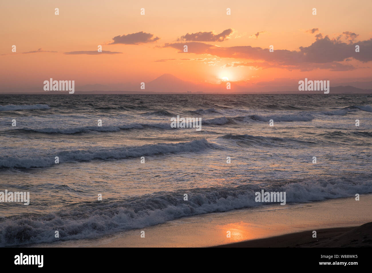 The sun sets behind Mount Fuji over Tokyo Bay Stock Photo - Alamy