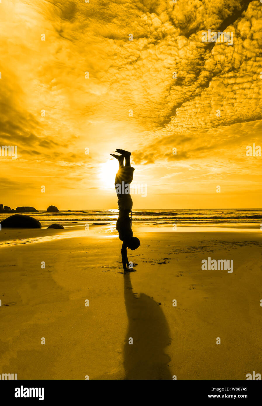 Hand stand hi-res stock photography and images - Alamy