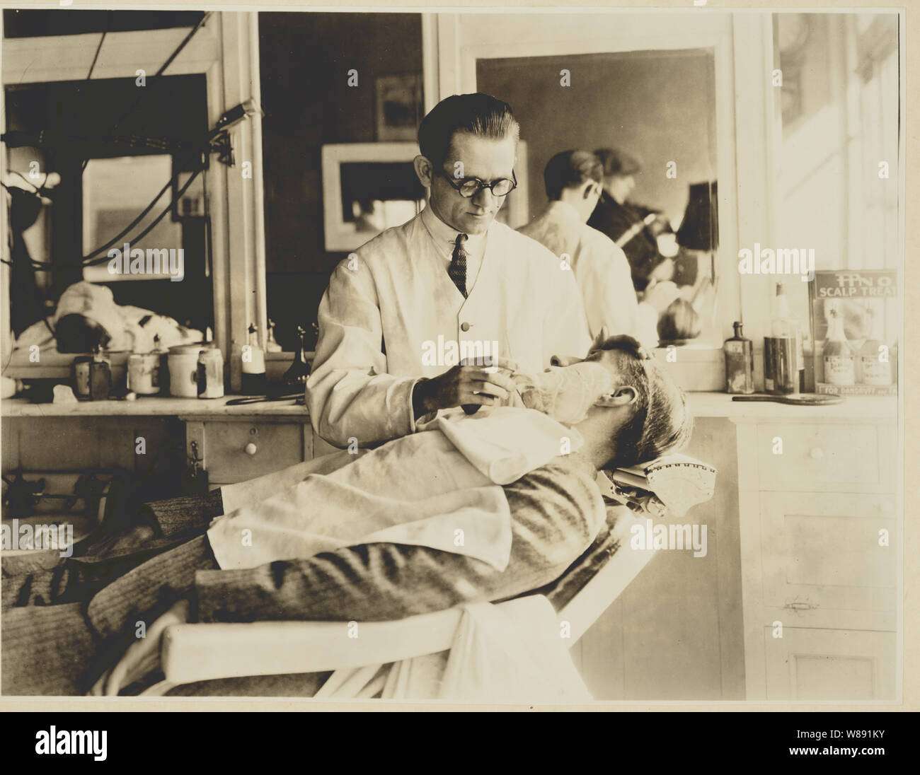 Barber tradition hi-res stock photography and images - Alamy