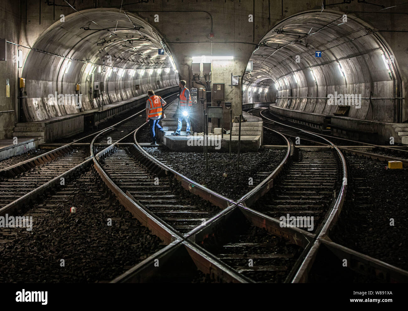 Two way tunnels hi-res stock photography and images - Alamy