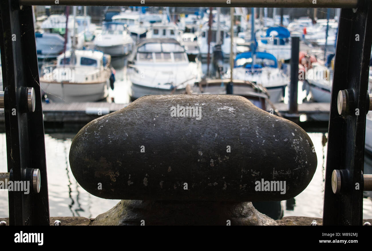 Ships cleat hi-res stock photography and images - Alamy