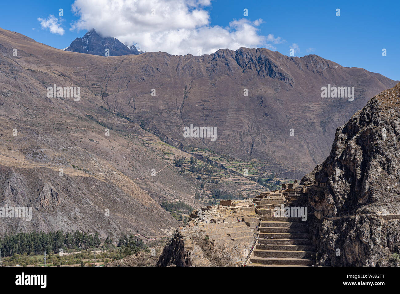 Inca ruins and Mountain range at Ollantaytambo Stock Photo - Alamy