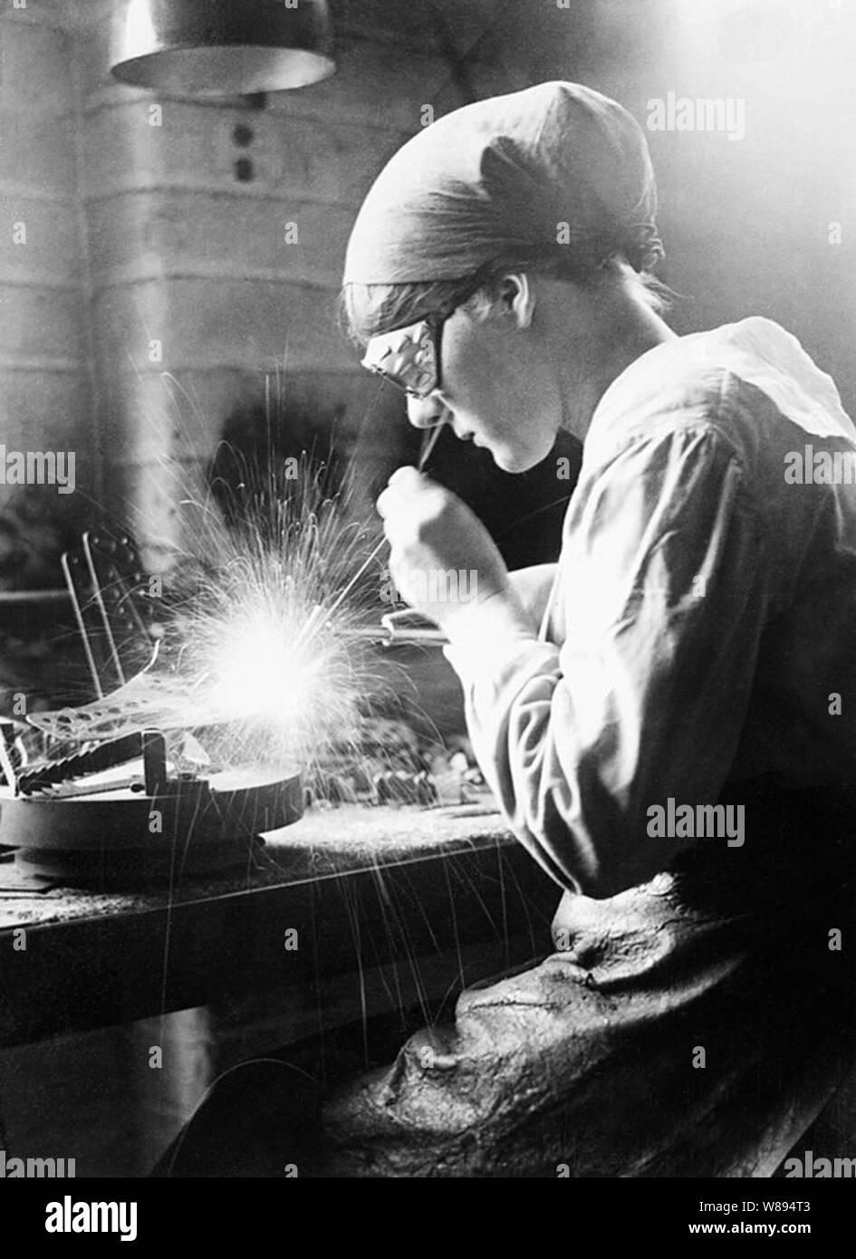 Factory Workers 1900 High Resolution Stock Photography and Images - Alamy