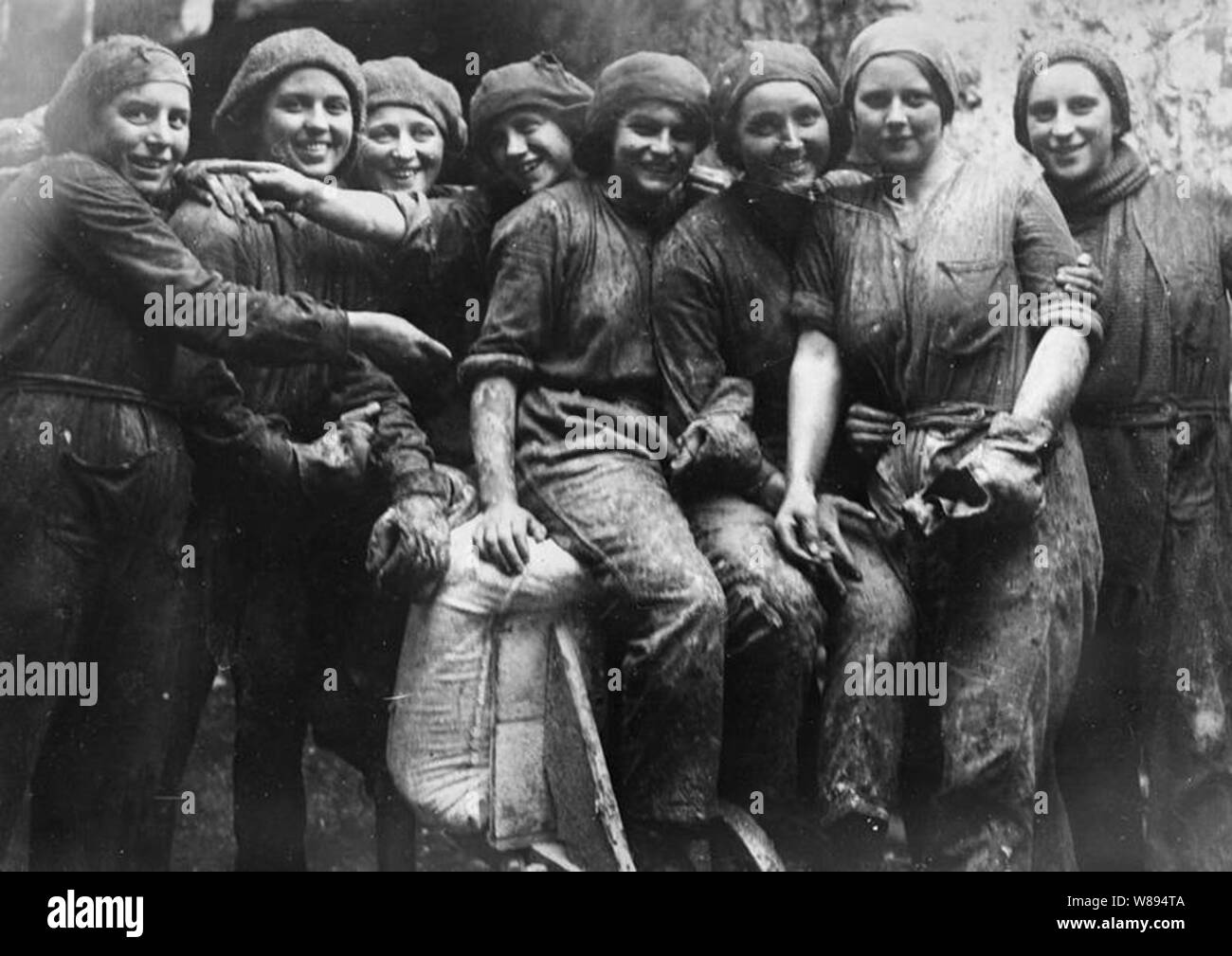 Vintage World War 1 photo of female workers Stock Photo - Alamy