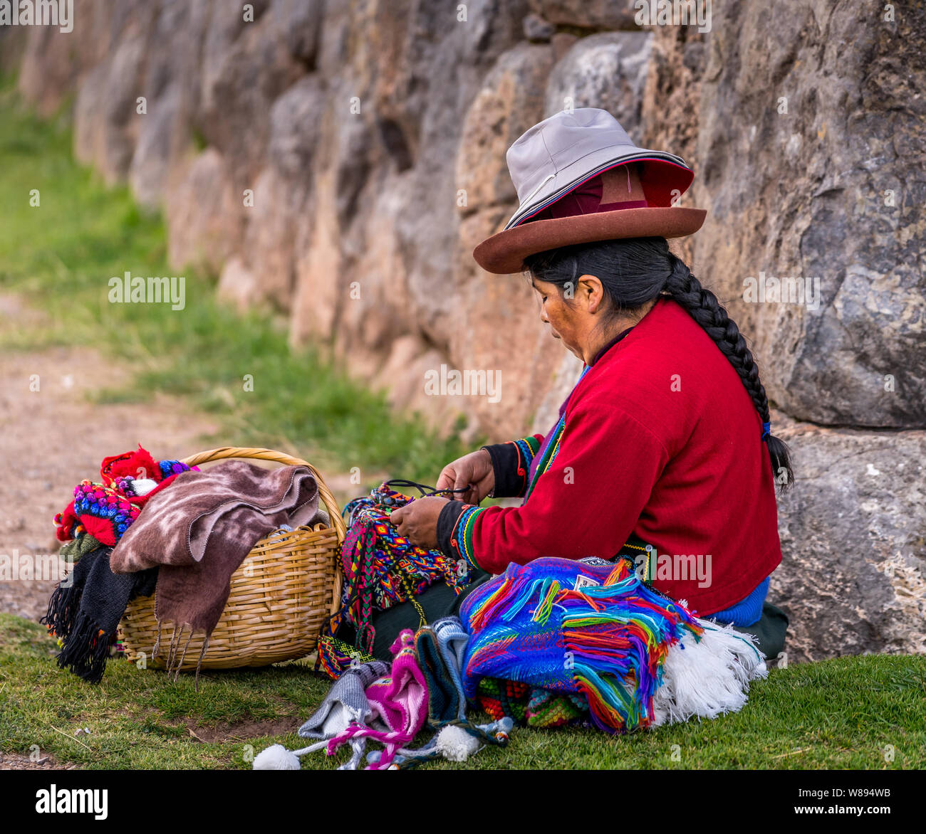 Peru traditional dress clothes hi-res stock photography and images - Alamy