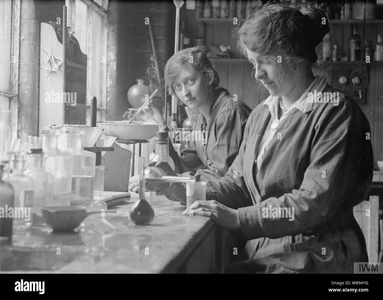 Factory workers 1900 hi-res stock photography and images - Alamy