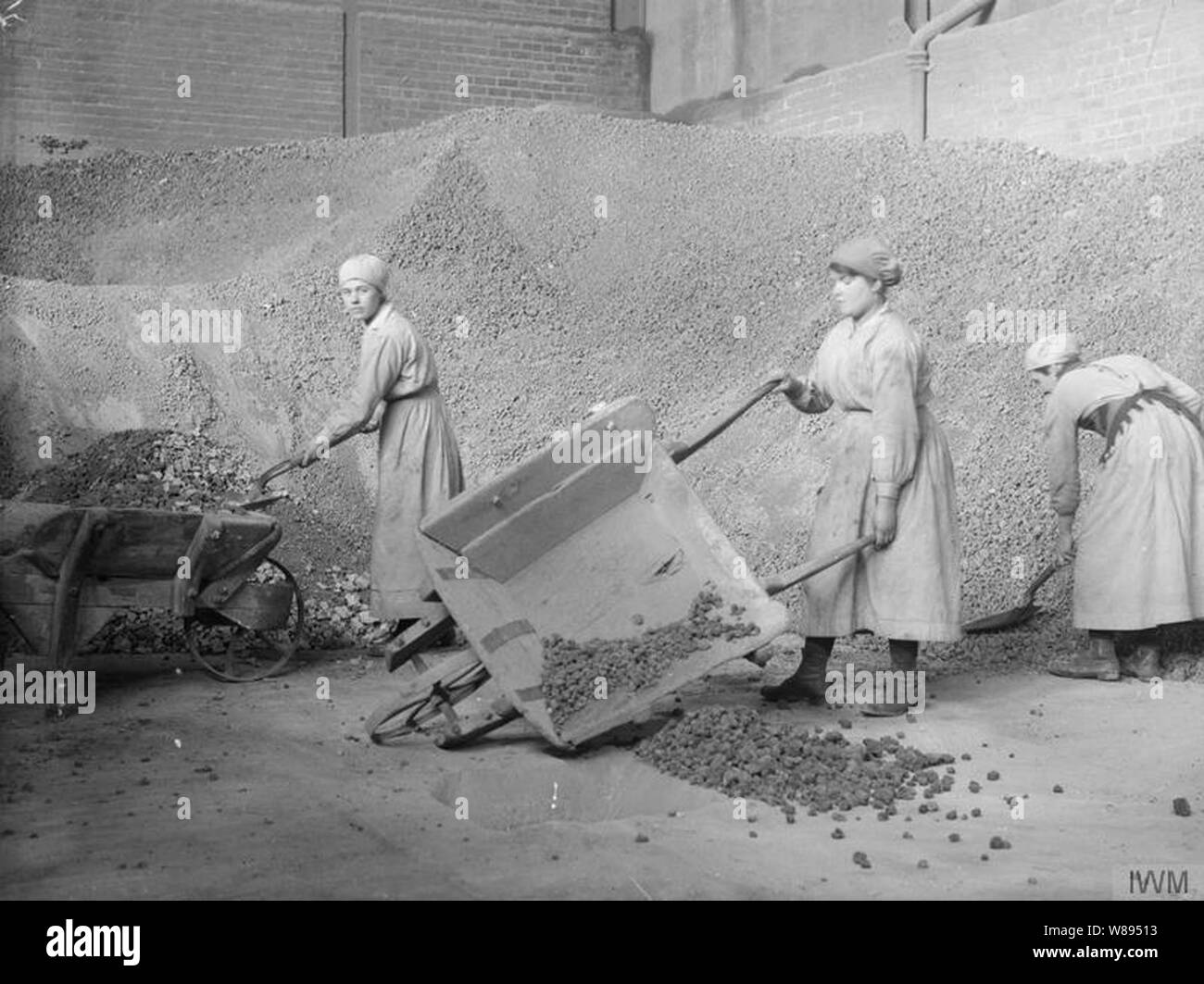 Vintage World War 1 photo of female workers Stock Photo - Alamy