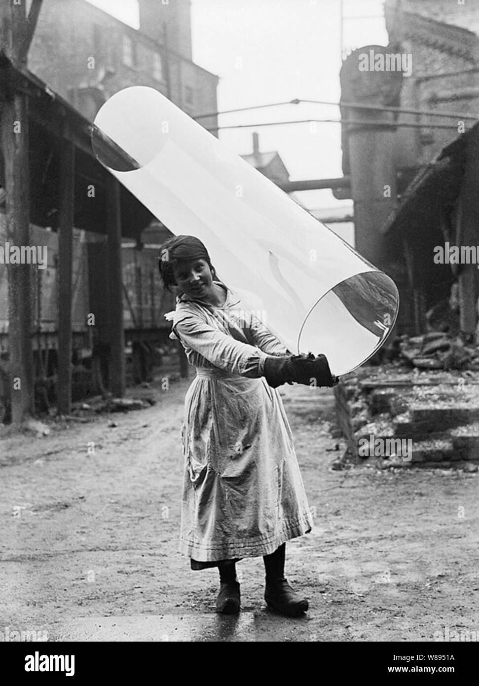 Vintage World War 1 photo of female workers Stock Photo - Alamy