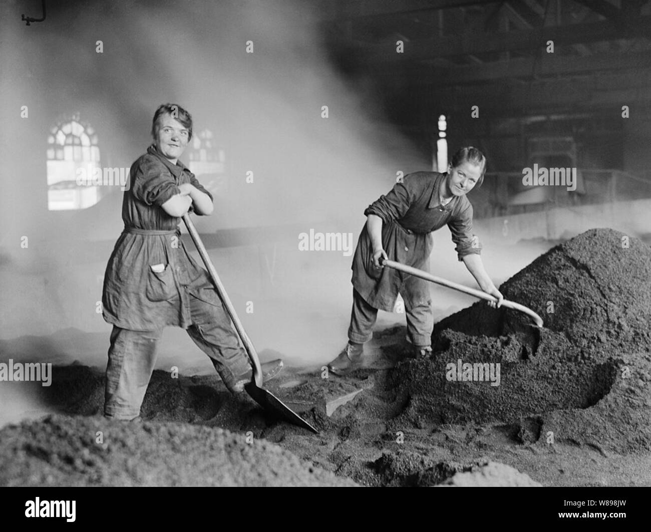Vintage World War 1 photo of female workers Stock Photo - Alamy