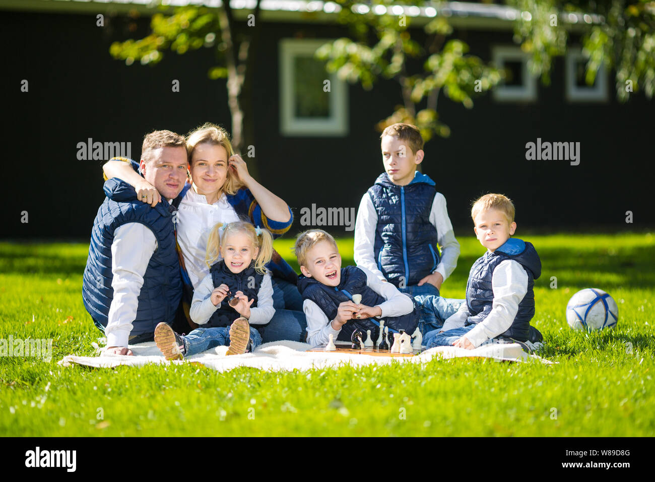 Six people picnic in the park hi-res stock photography and images - Alamy