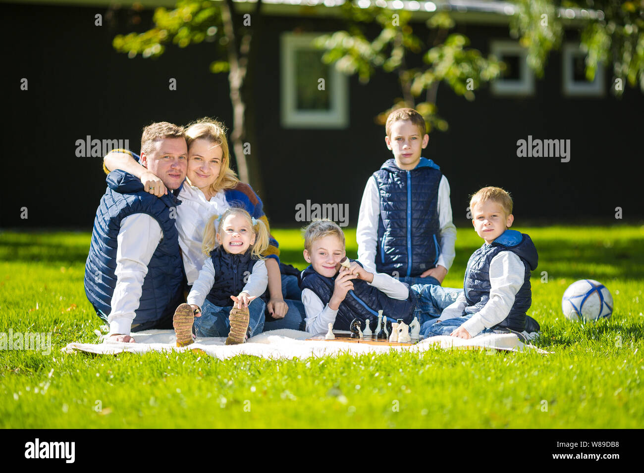 Six people picnic in the park hi-res stock photography and images - Alamy