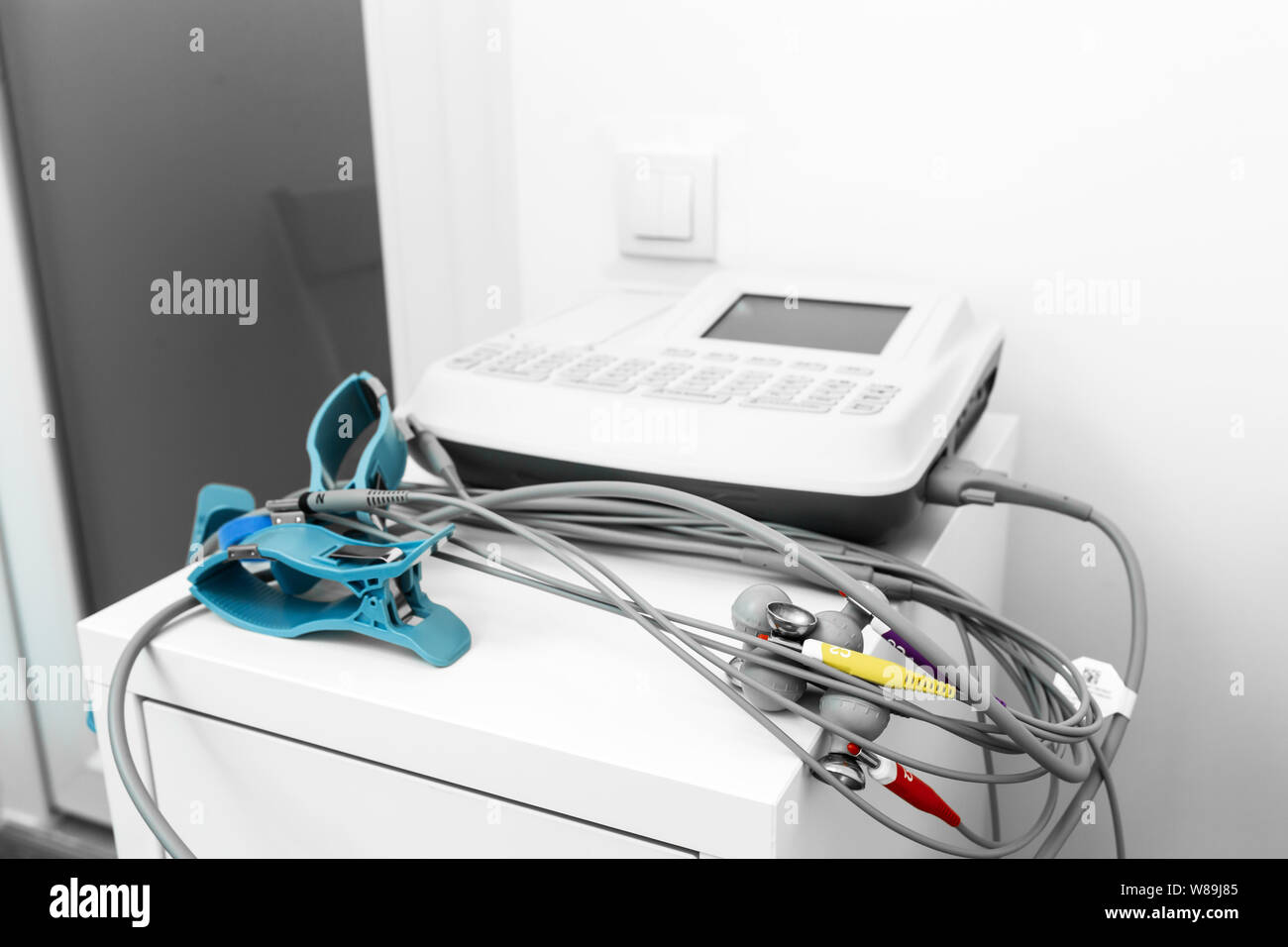 Heart monitoring device ecg machine hi-res stock photography and images ...