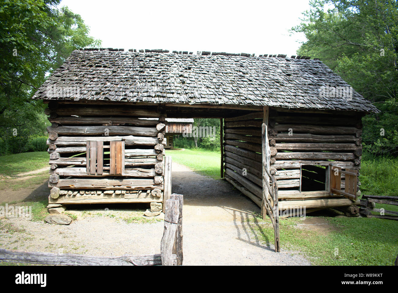 Unique log structure hi-res stock photography and images - Alamy