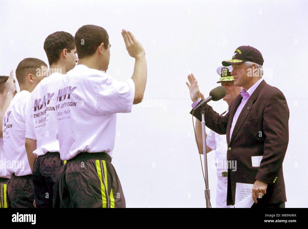 President Bill Clinton administers the oath of enlistment to new Navy ...