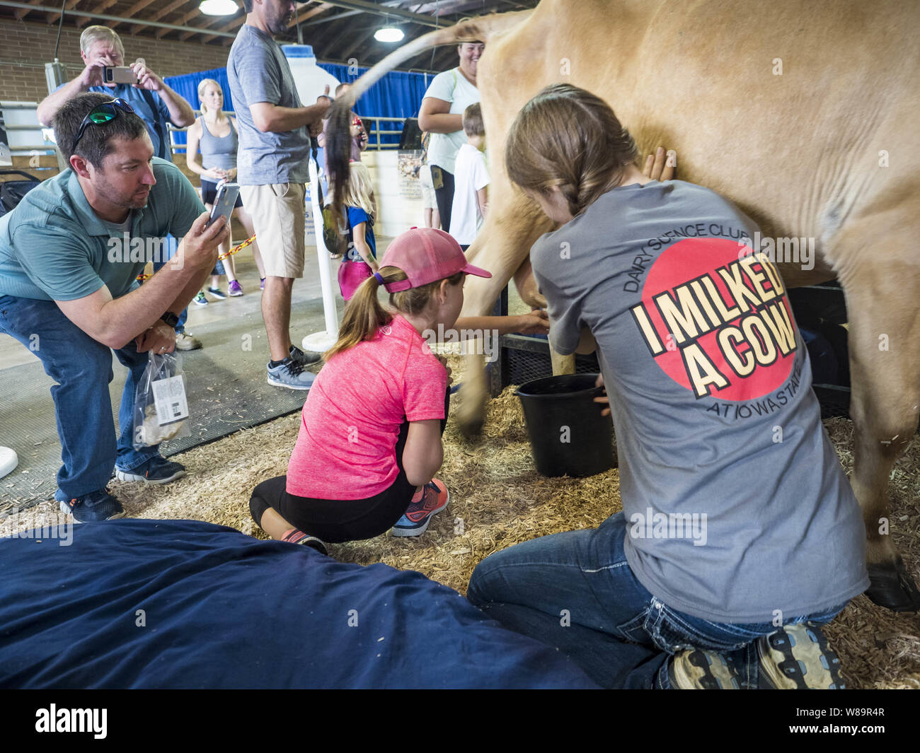 Des Moines, Iowa, USA. 8th Aug, 2019. A man photographs his daughter ...
