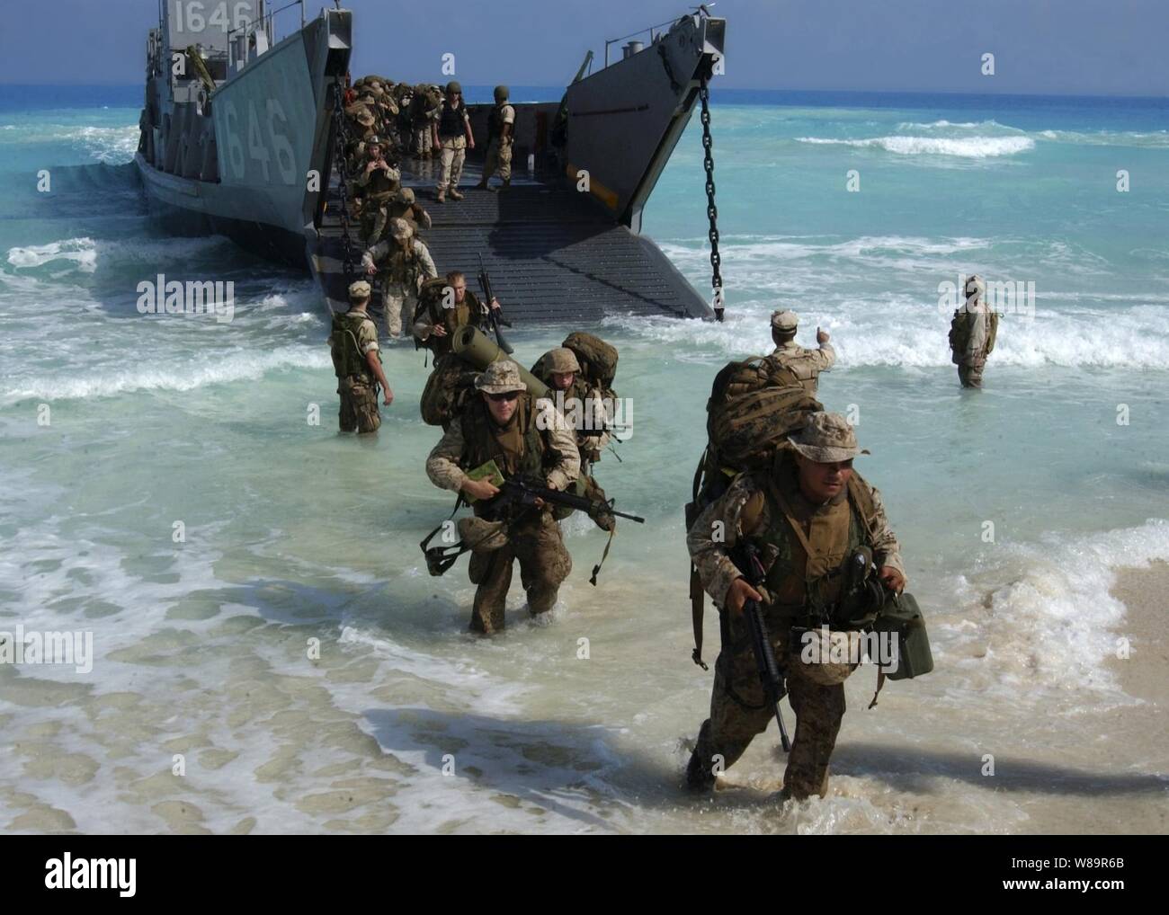 Amphibious assault ship uss tarawa lha 1 hi-res stock photography and ...