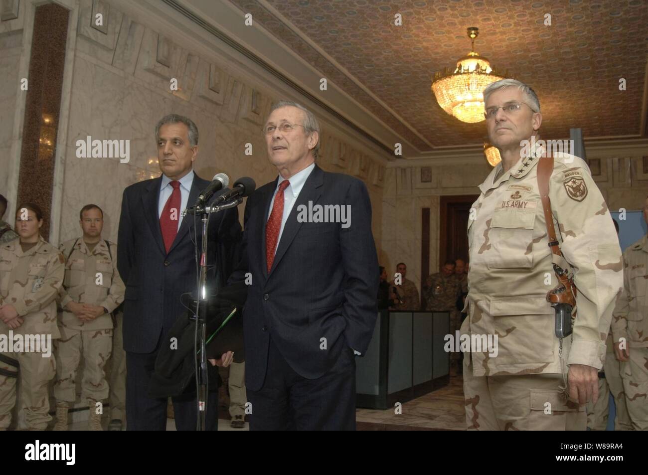 Donald rumsfeld visit iraq hi-res stock photography and images - Alamy