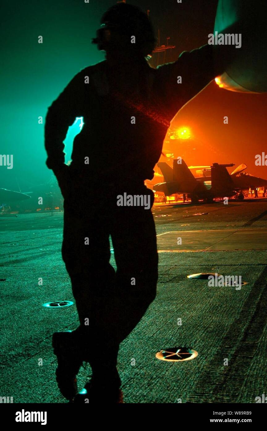 Nighttime flight operations hi-res stock photography and images - Alamy