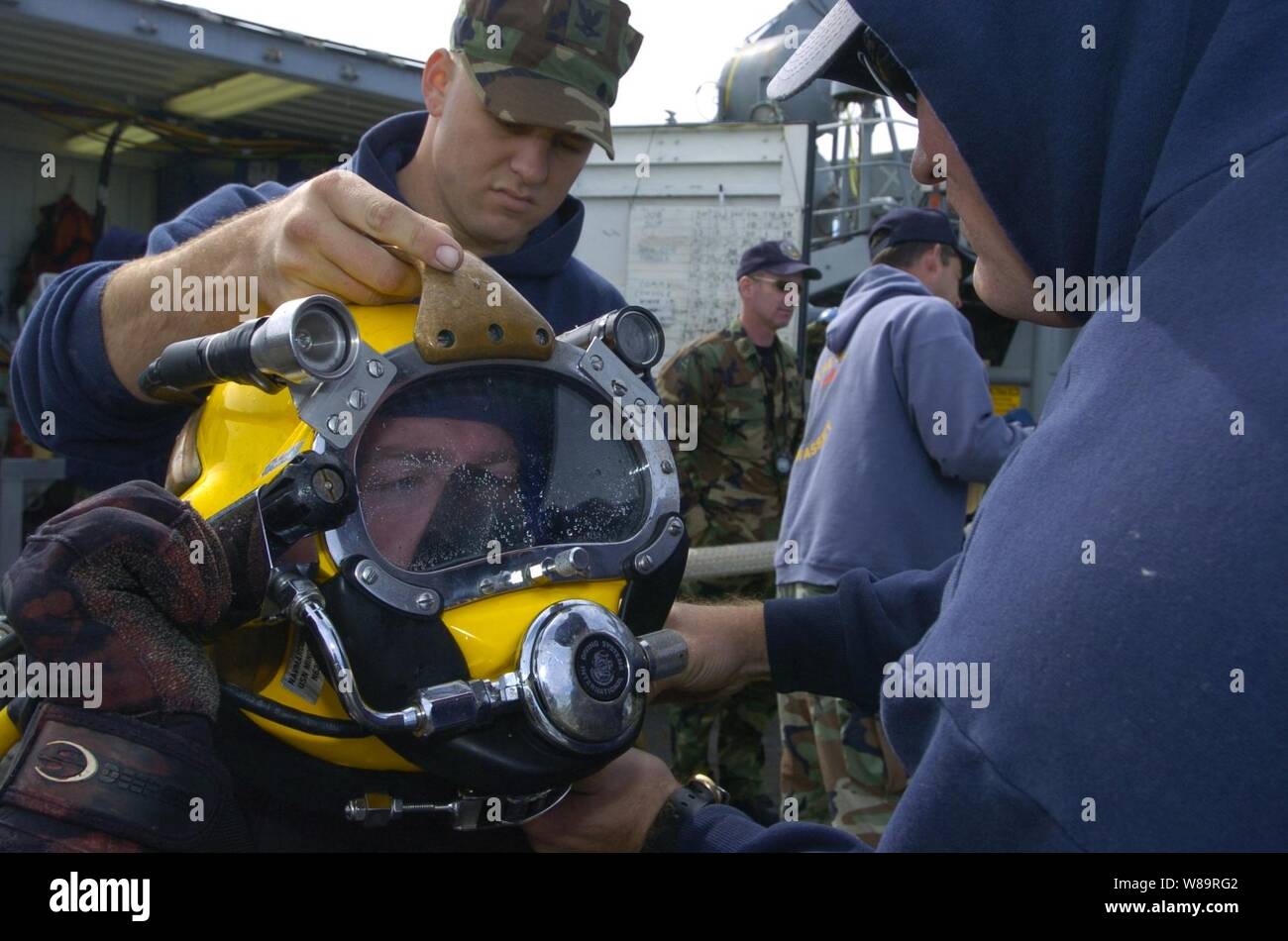 Usns navajo t atf 169 hi-res stock photography and images - Alamy