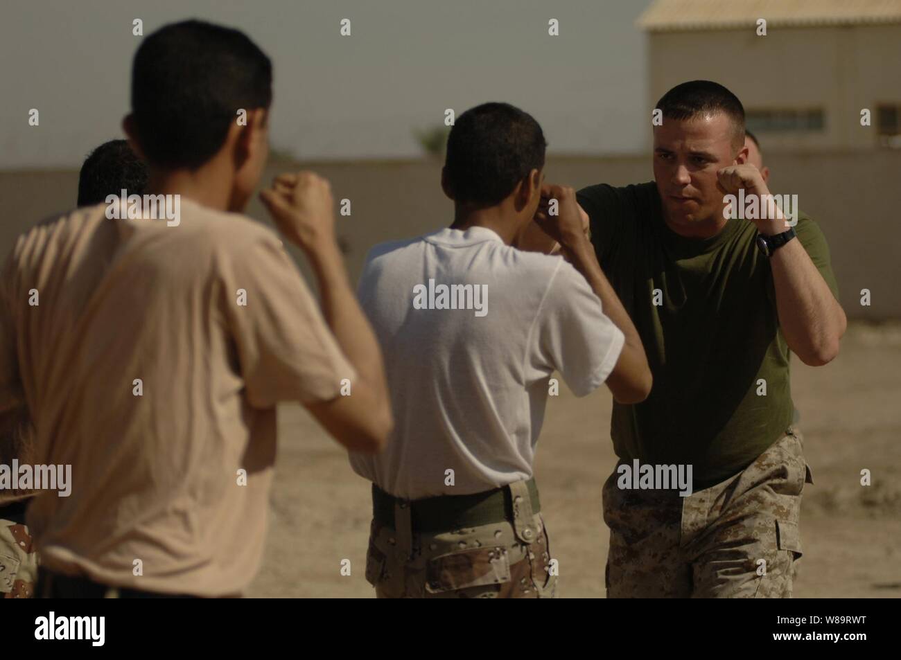 Combat camera weapons class hi-res stock photography and images - Alamy