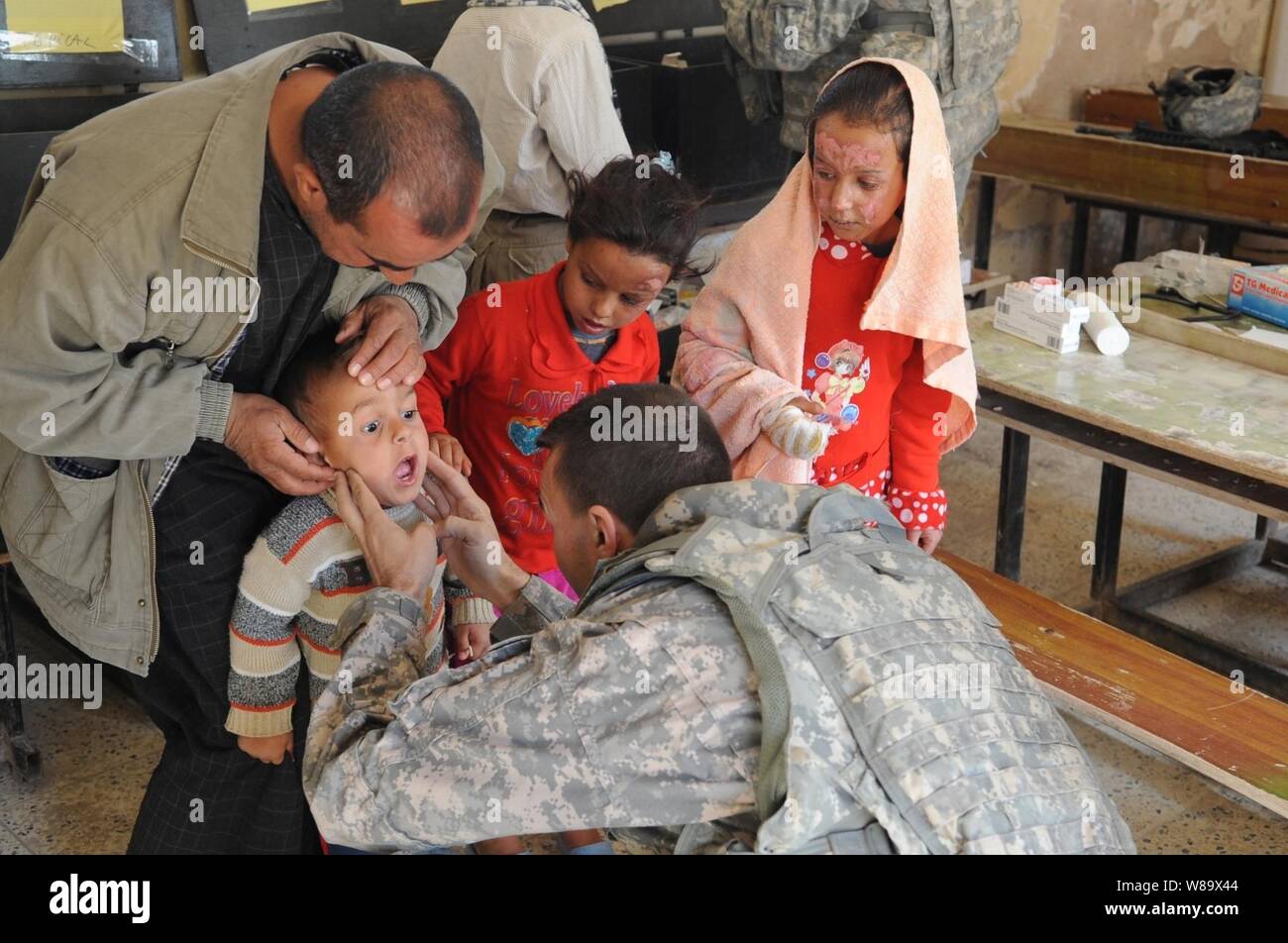 Army doctor hi-res stock photography and images - Alamy