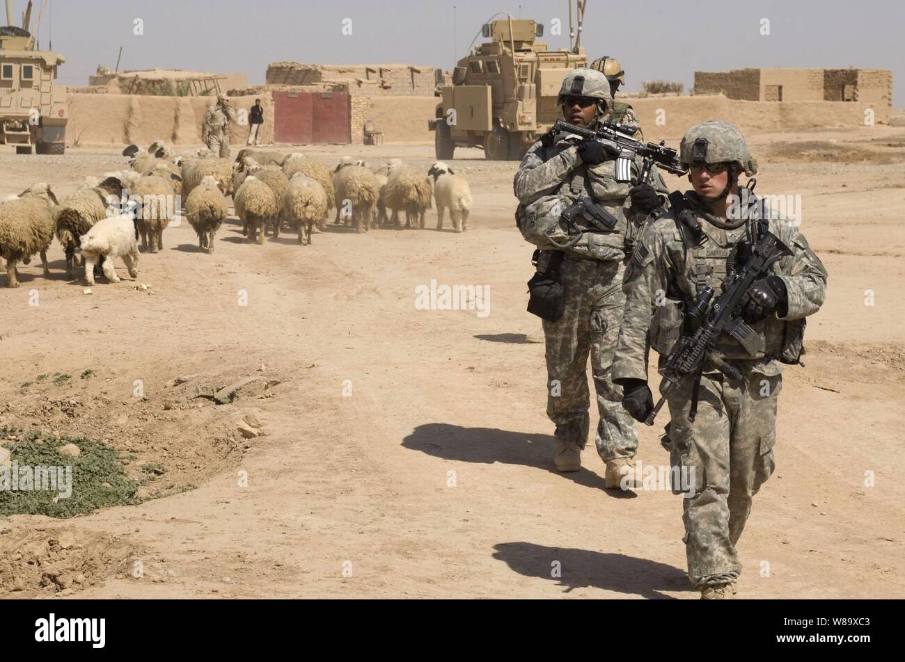 2009 u s soldiers from 1st stryker brigade combat team hi-res stock ...