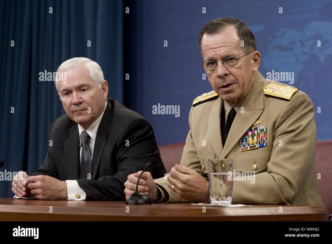 Robert m gates hi-res stock photography and images - Alamy